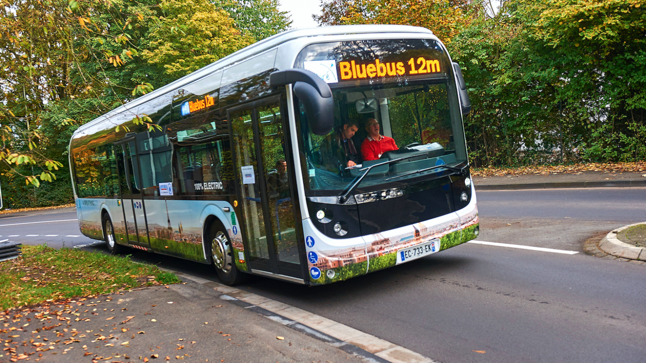 Bolloré Bluebus, il bus elettrico francese per il trasporto sostenibile