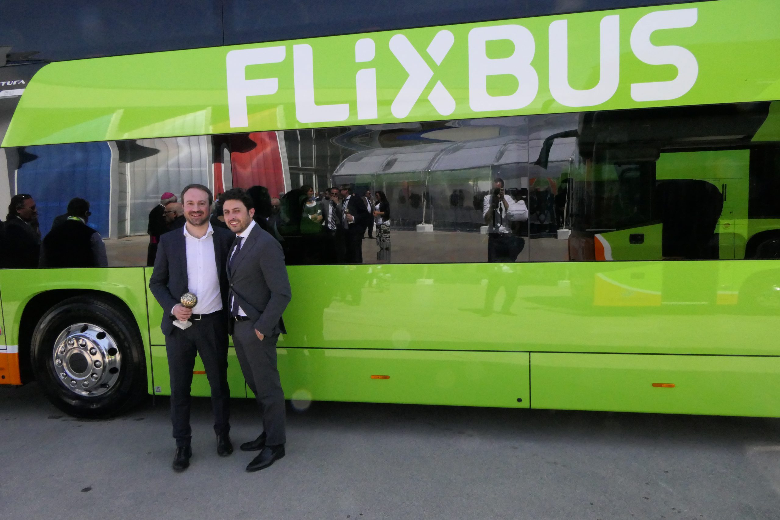 Cialone, parte con Vdl nei colori Flixbus | AUTOBUS Web - La rivista ...
