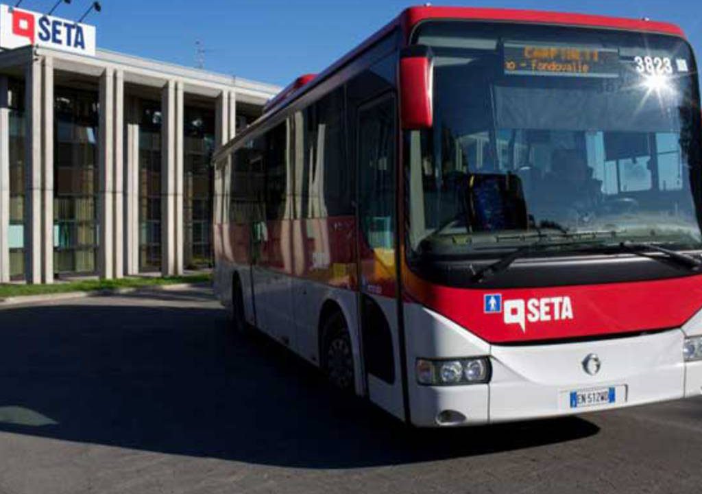 Autobus Seta fuori servizio prende fuoco in tangenziale: nessun ferito