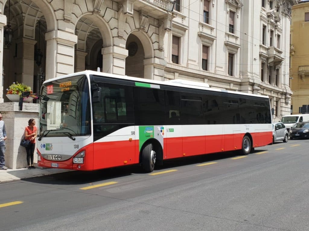 I reperti d'arte "viaggiano" a bordo di uno storico mezzo Conerobus