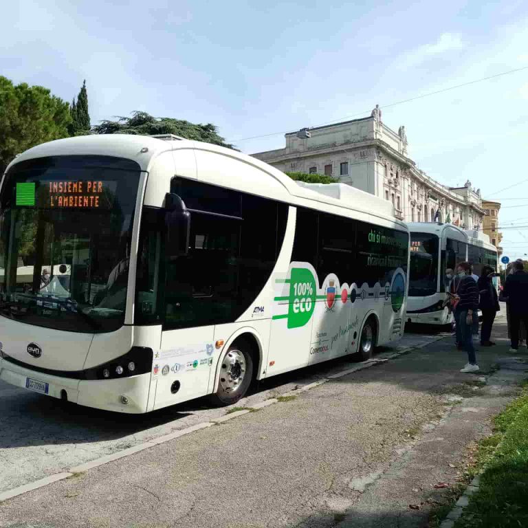 Autobus elettrici e colonnine: Ancona si tinge di verde