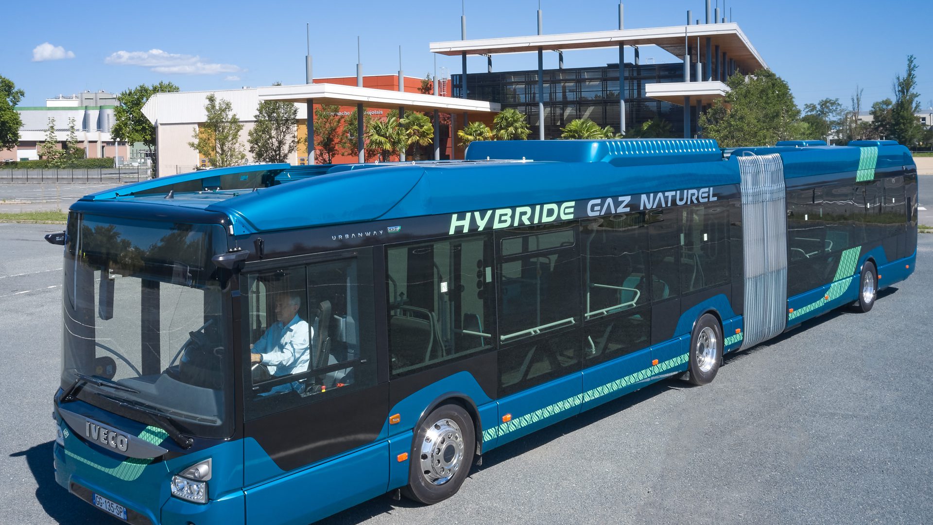 Adesso Iveco Bus lancia i 18 metri dell’Urbanway ibrido