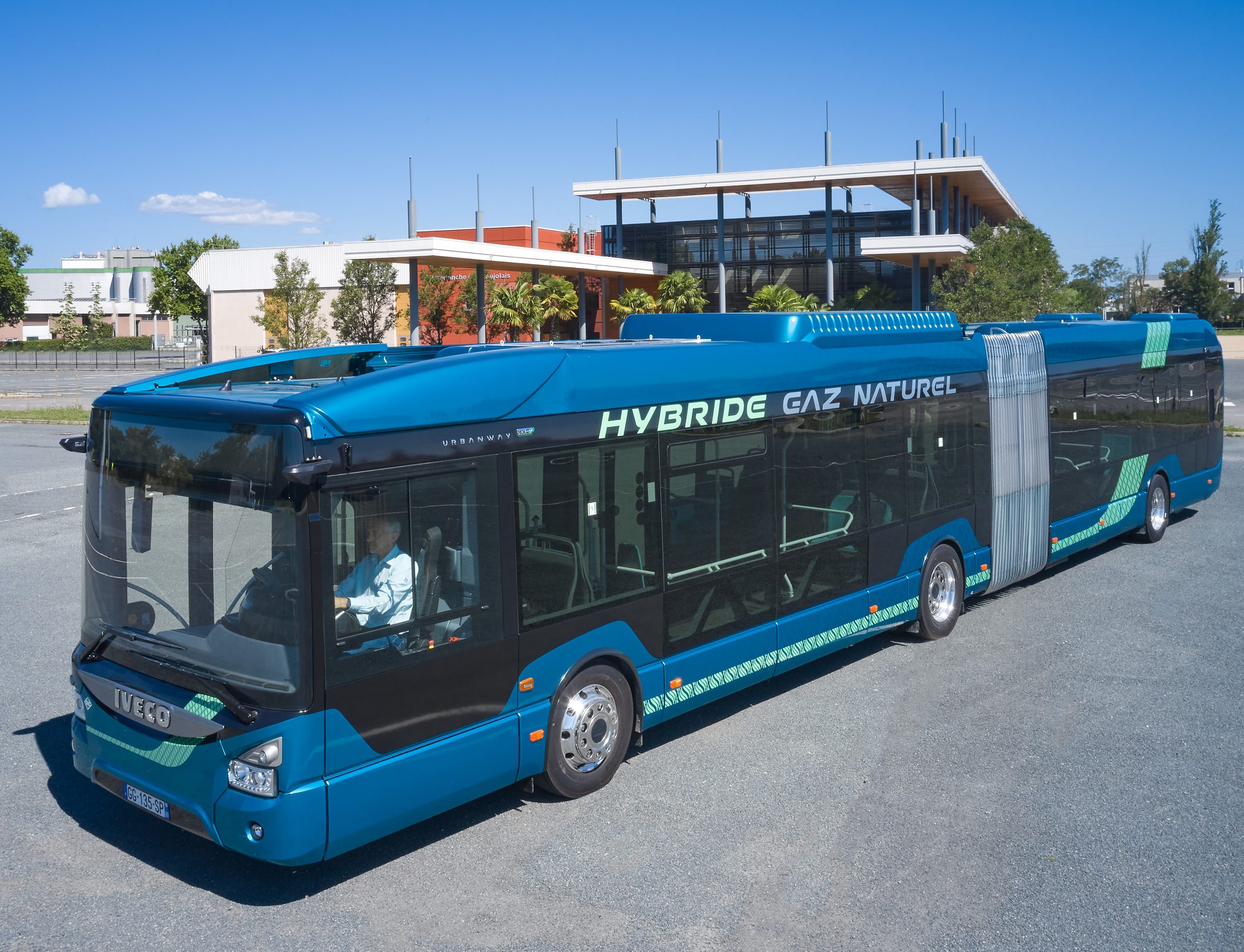 Adesso Iveco Bus lancia i 18 metri dell’Urbanway ibrido