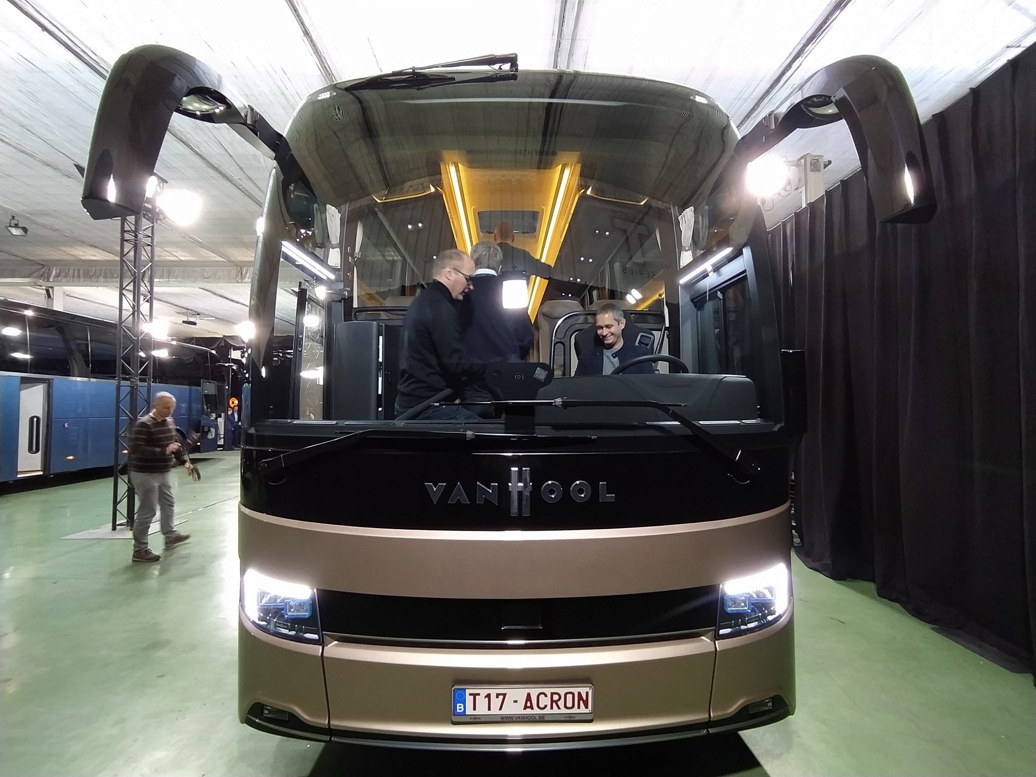Van Hool serie T, ecco la nuova gamma coach