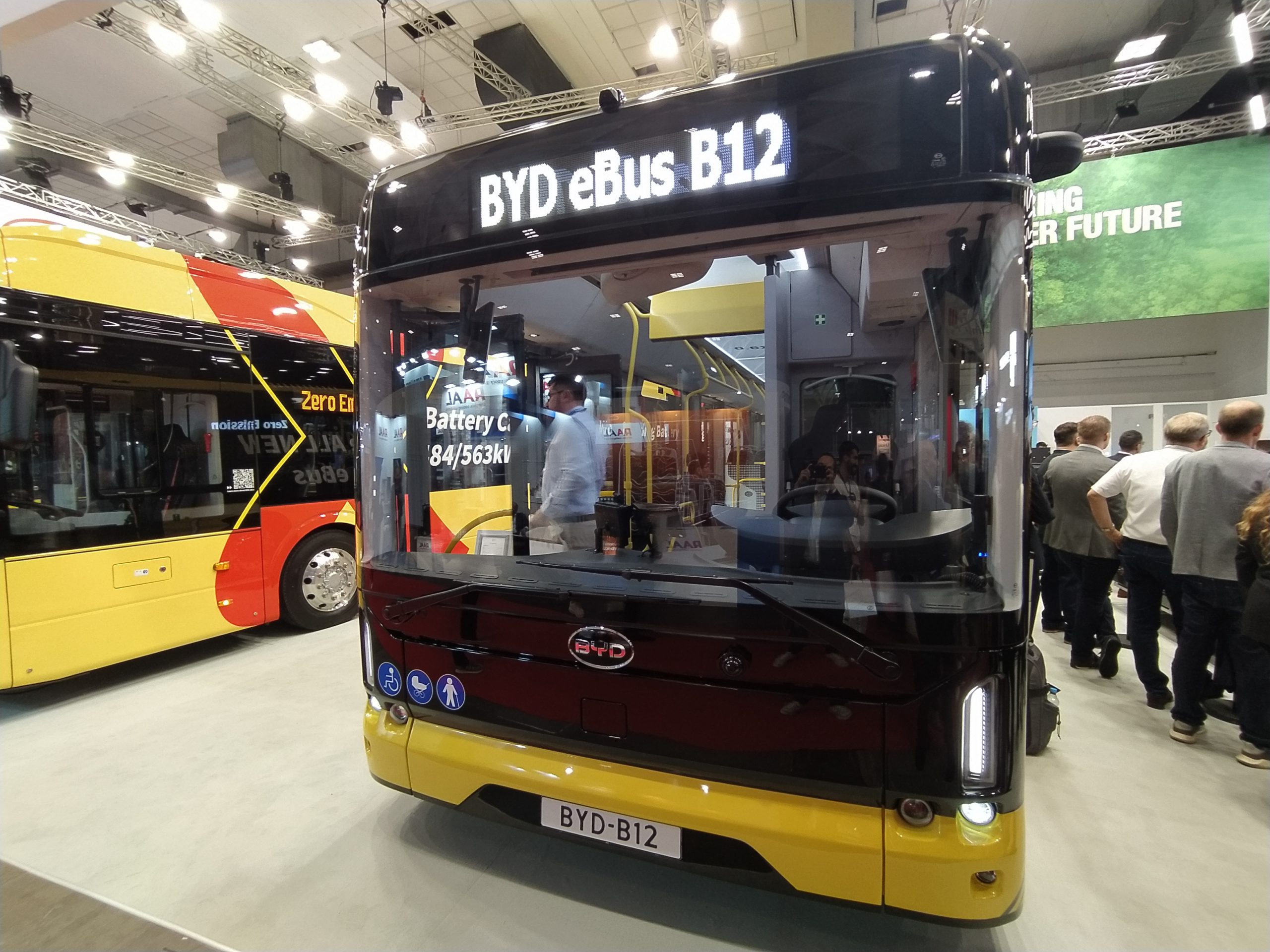 Busworld 2023, BYD integra le batterie nel telaio e dà il benvenuto all' e-Bu B12 e al BYD-UNVI DD13