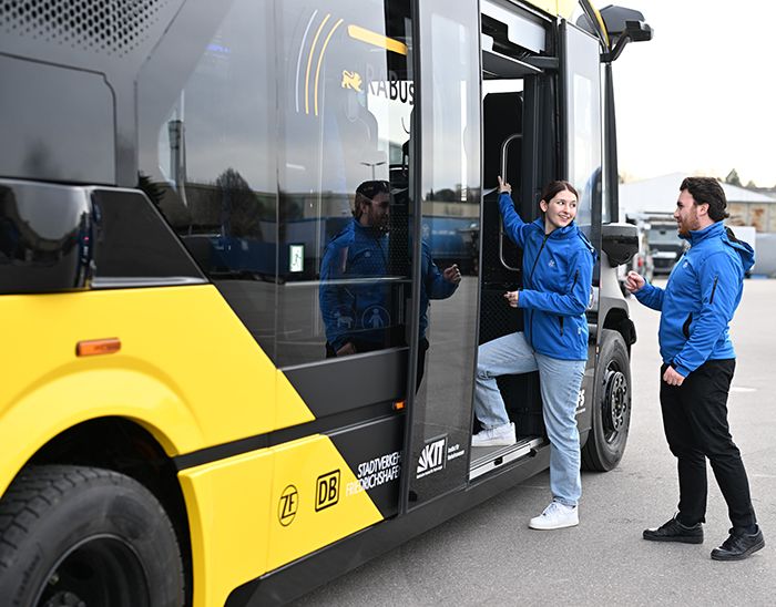 ZF ed eVersum consegnano la prima navetta elettrica a guida autonoma