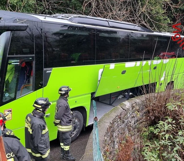 Pullman Flixbus incastrato in tornante di montagna a Como