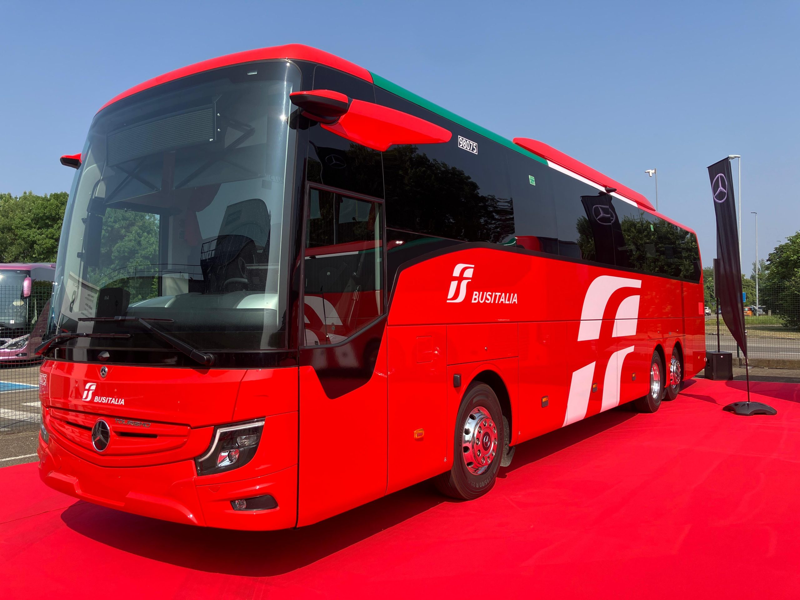 Busitalia, 111 autobus turistici Mercedes e Setra