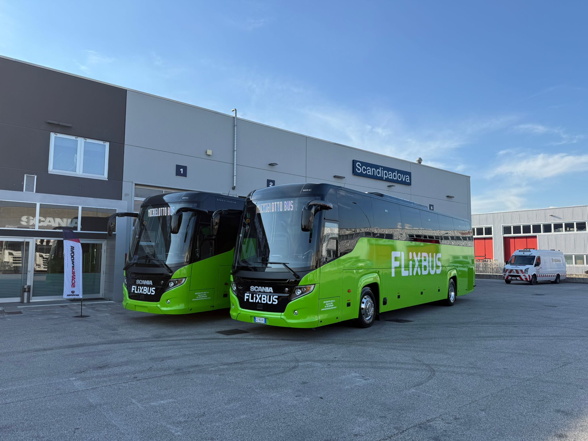 Scandipadova consegna due Touring in livrea FlixBus a Michielotto